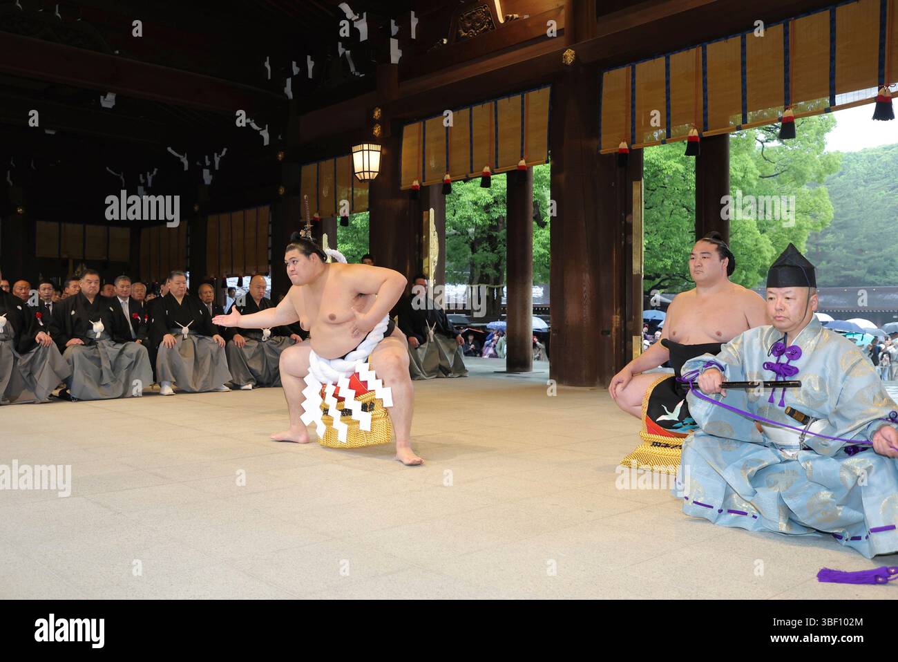 Onosato of Yokozuna, the highest rank of sumo wrestling, dedicates his ...