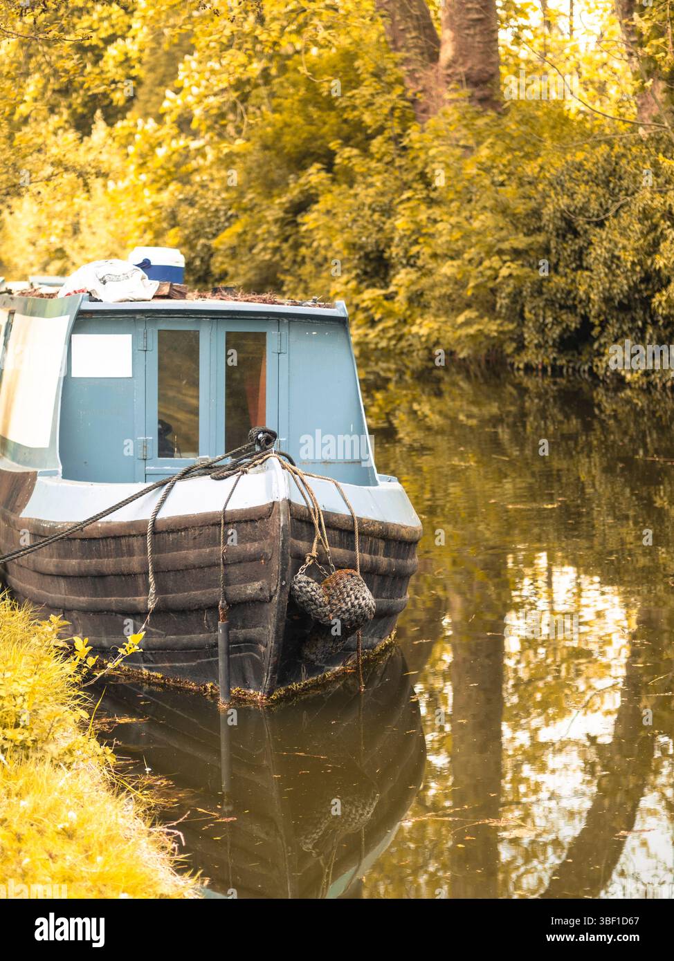 Blue Narrow Boat, Oxford Canal, Oxford, Oxfordshire, England, UK, GB ...
