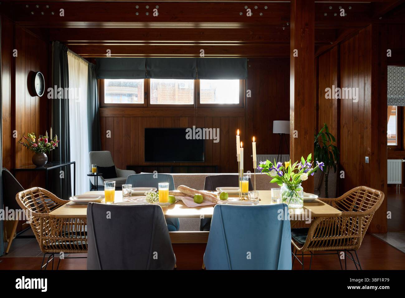 Family at a breakfast table hi-res stock photography and images - Alamy