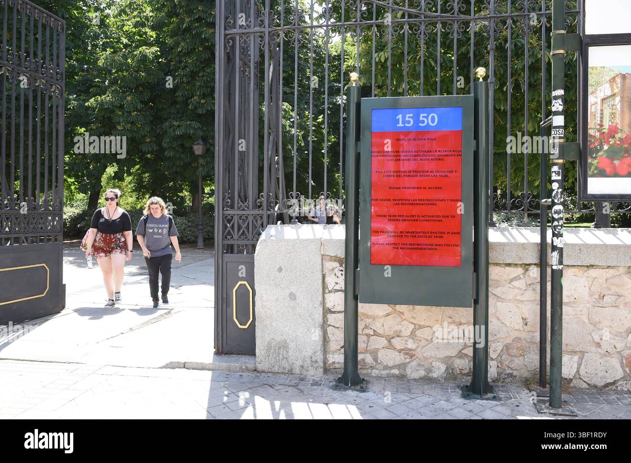 An information screen announces that El Retiro park is closed due to ...
