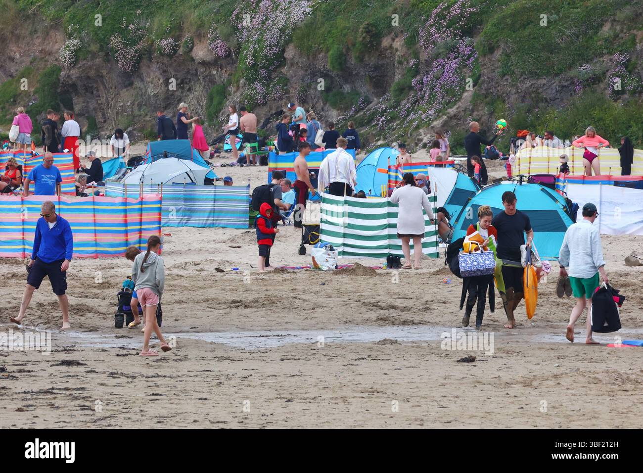 Polzeath, Cornwall, UK. 30th May, 2025. UK Weather: Hazy muggy ...