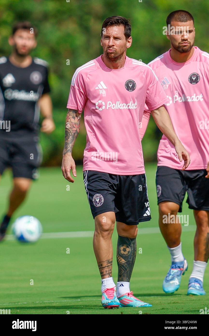FORT LAUDERDALE, FL - MAY 30: Lionel Messi (10) of Inter Miami CF ...
