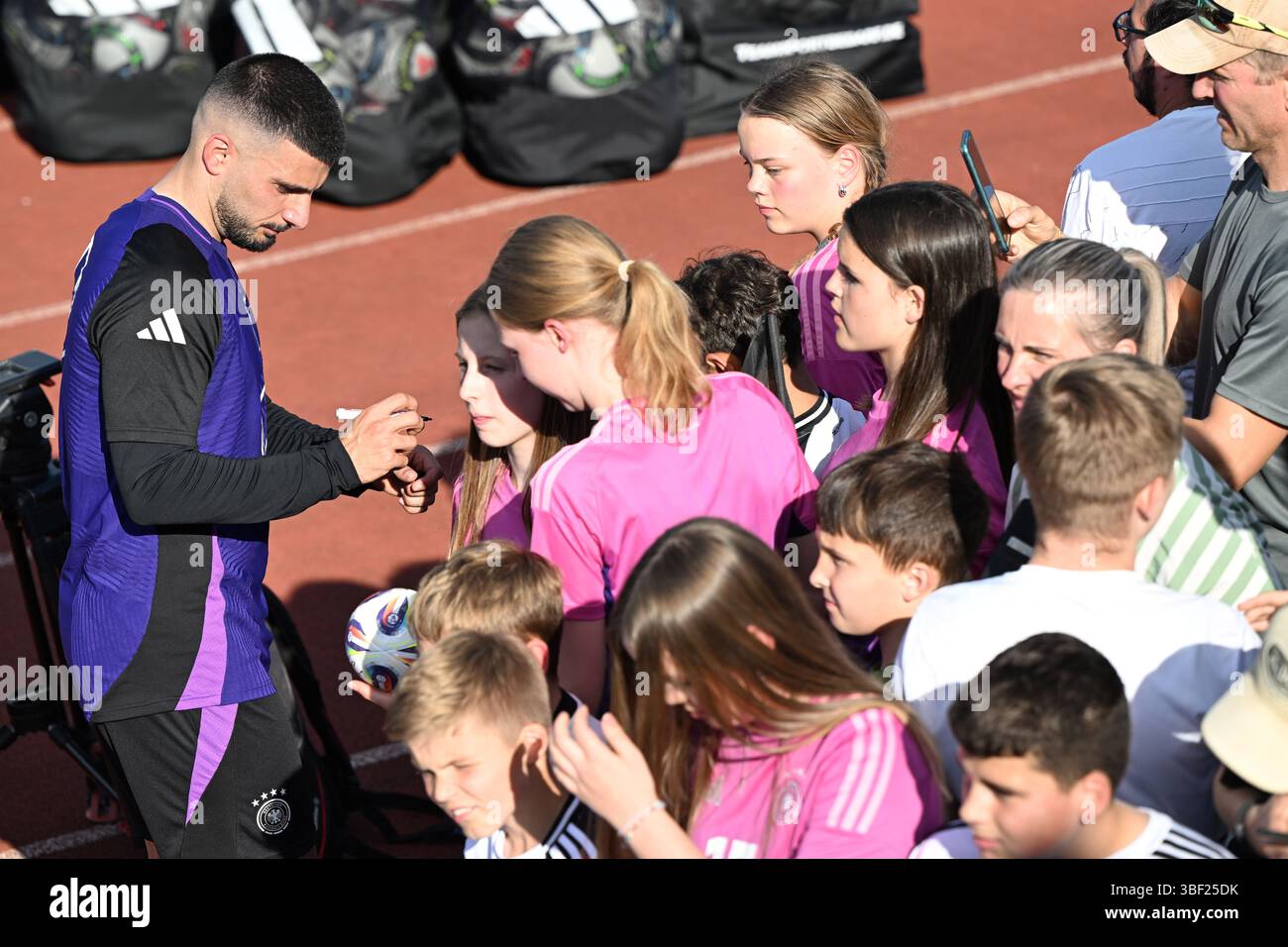 Herzogenaurach, Germany. 30th May, 2025. Soccer: National team, before ...