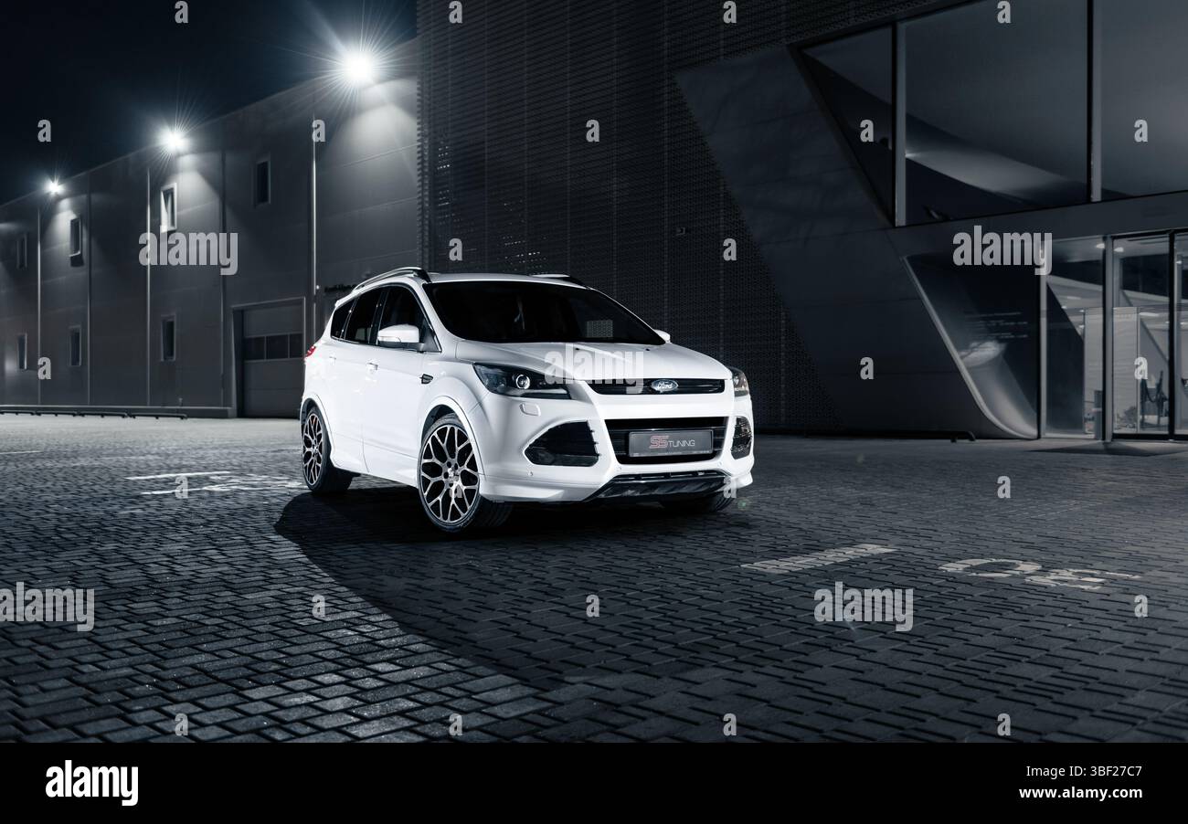 Car dealership warehouse in front hi-res stock photography and images ...