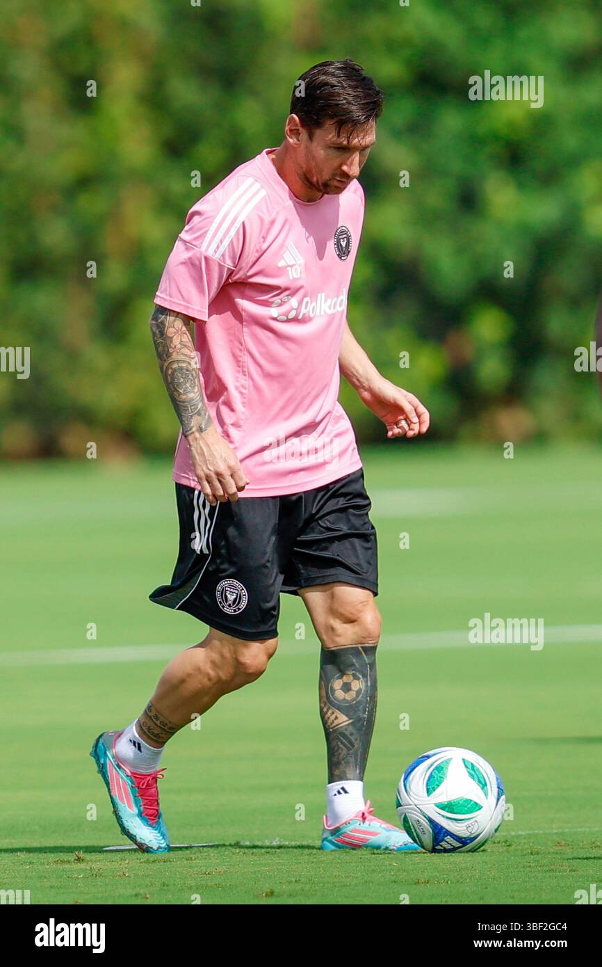 FORT LAUDERDALE, FL - MAY 30: Lionel Messi (10) of Inter Miami CF ...