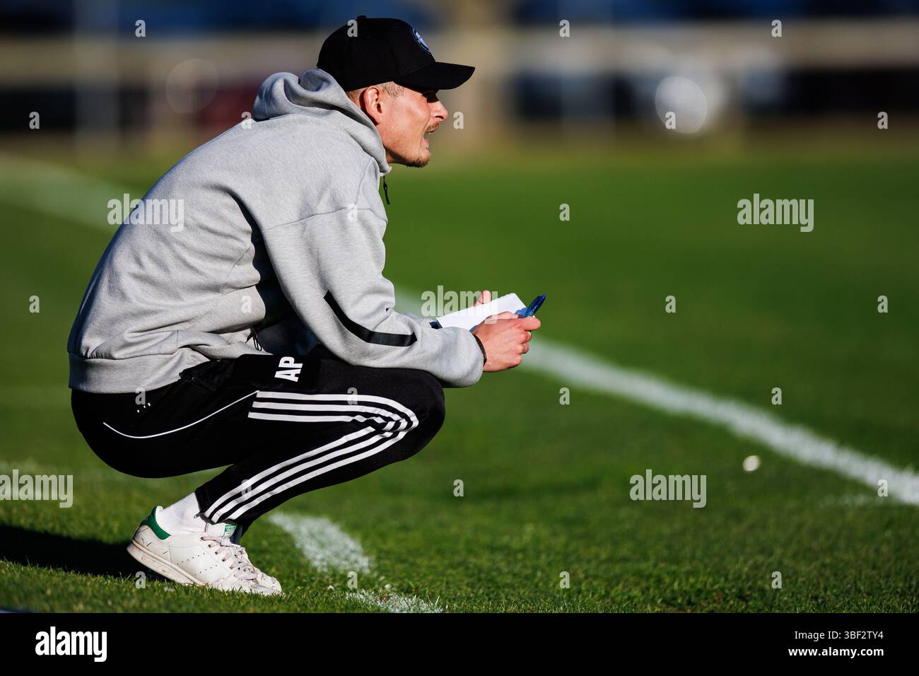 250530 Böljan Falkenbergs tränare Anders Pentéus under fotbollsmatchen ...