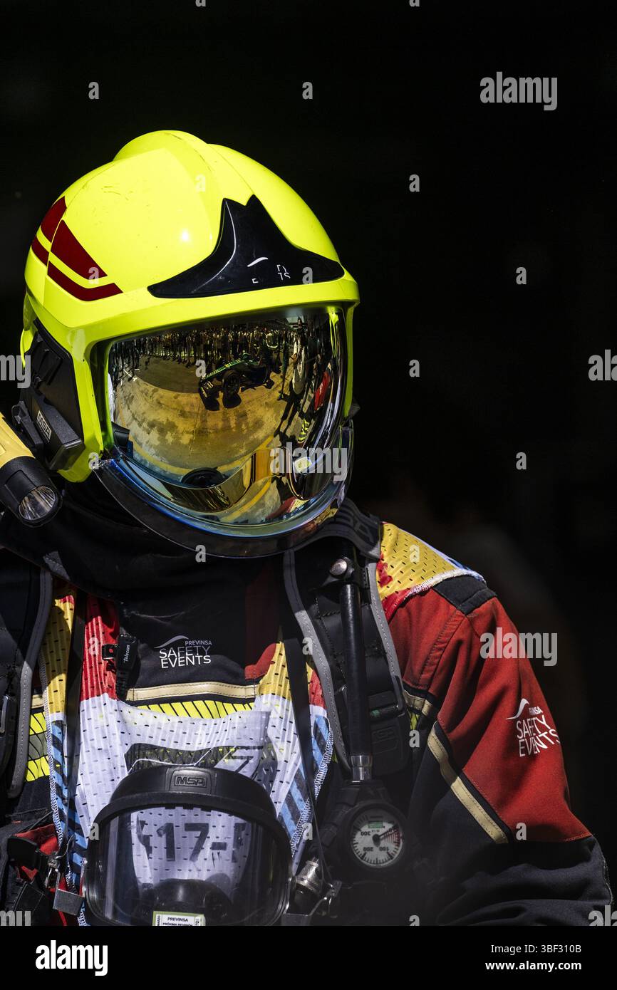 14 ALONSO Fernando (spa), Aston Martin F1 Team AMR24, action, marshall ...