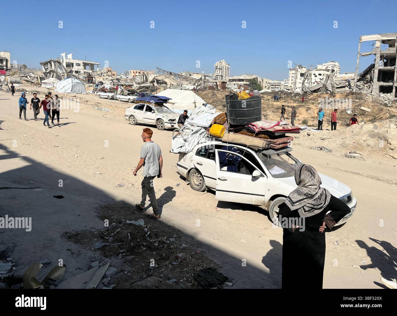 Displaced Palestinian families set up their tents on Rashid Street on ...