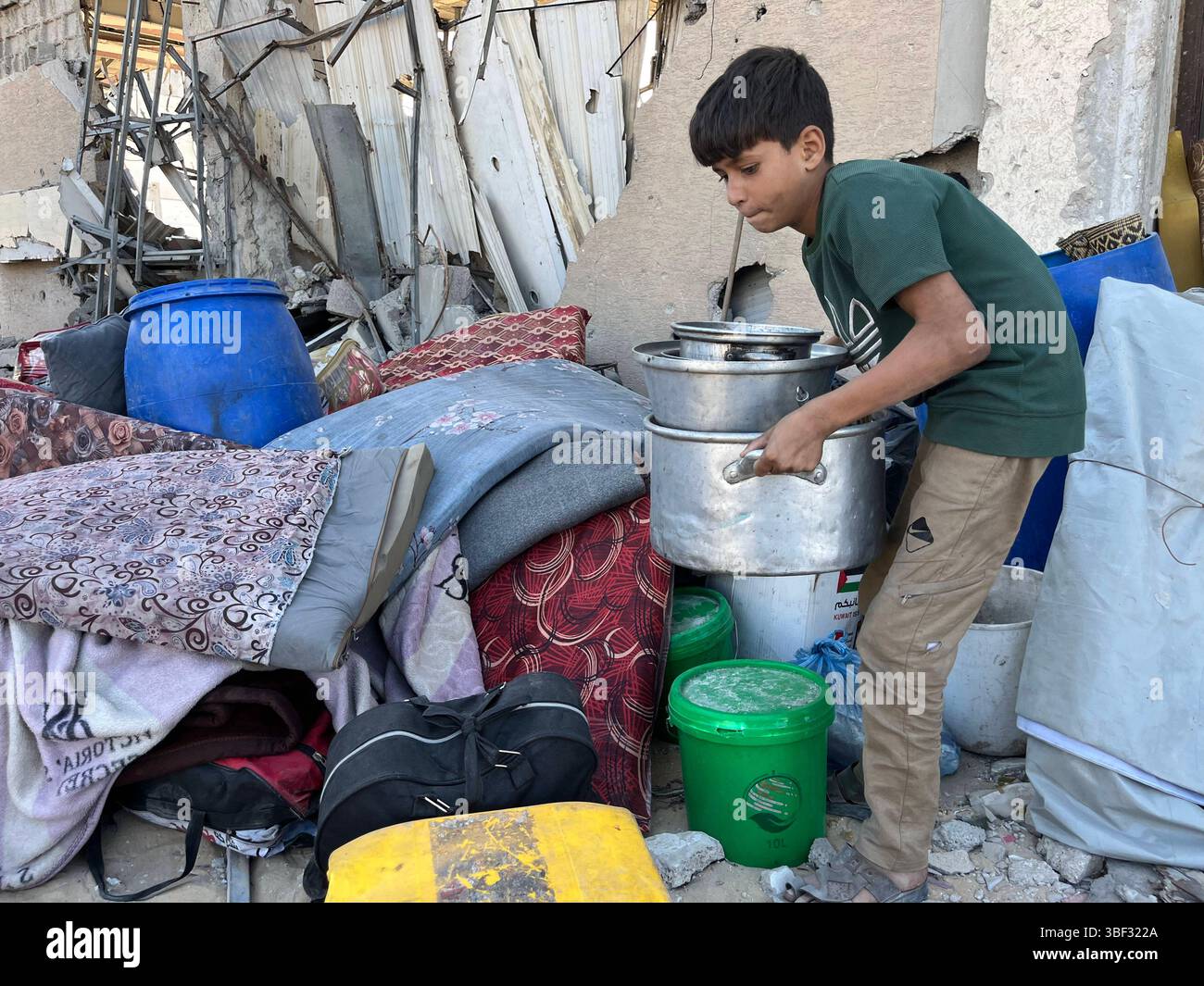 Displaced Palestinian families set up their tents on Rashid Street on ...