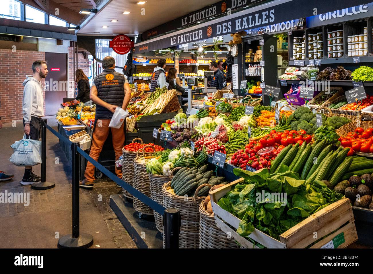 Fruit shop france hi-res stock photography and images - Alamy