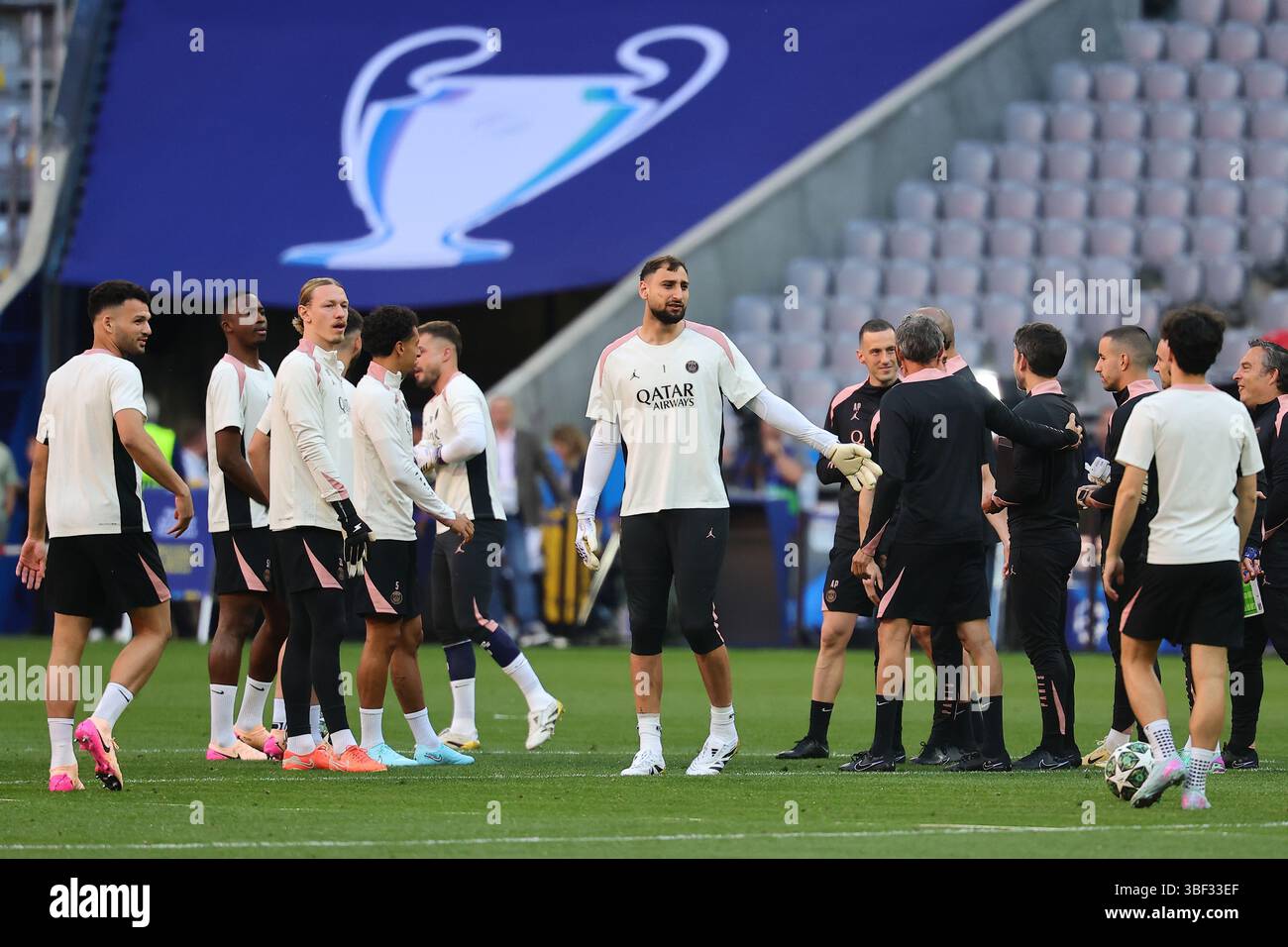 Munich, Germany. 30th May, 2025. PSG players during the training ...