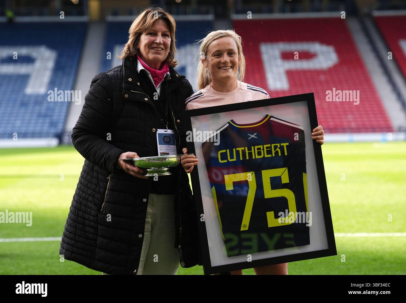 Sheila Begbie and Scotland's Erin Cuthbert presented with a shirt to ...