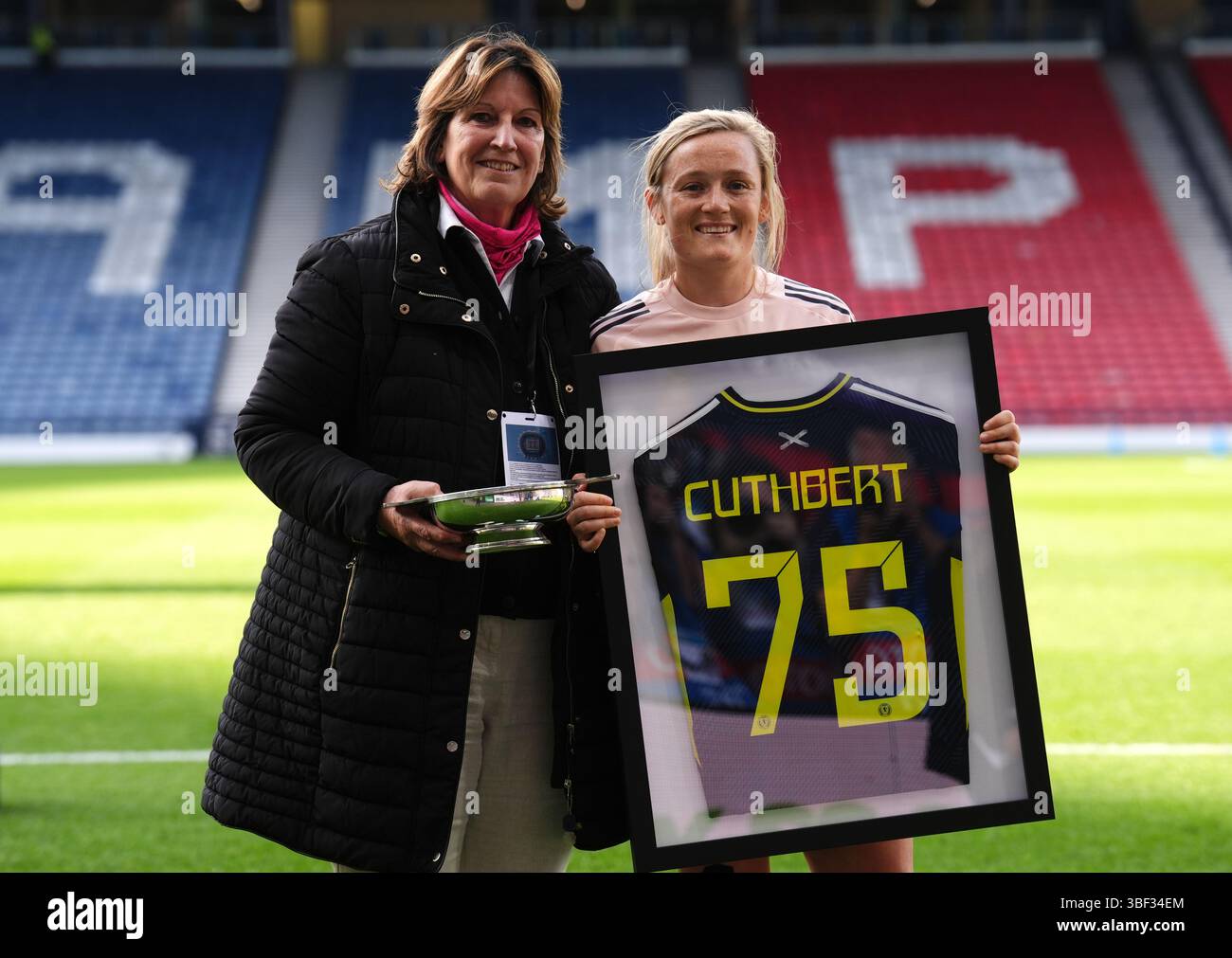 Sheila Begbie and Scotland's Erin Cuthbert presented with a shirt to ...
