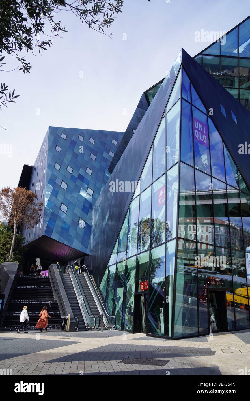Iconic glass building hi-res stock photography and images - Alamy