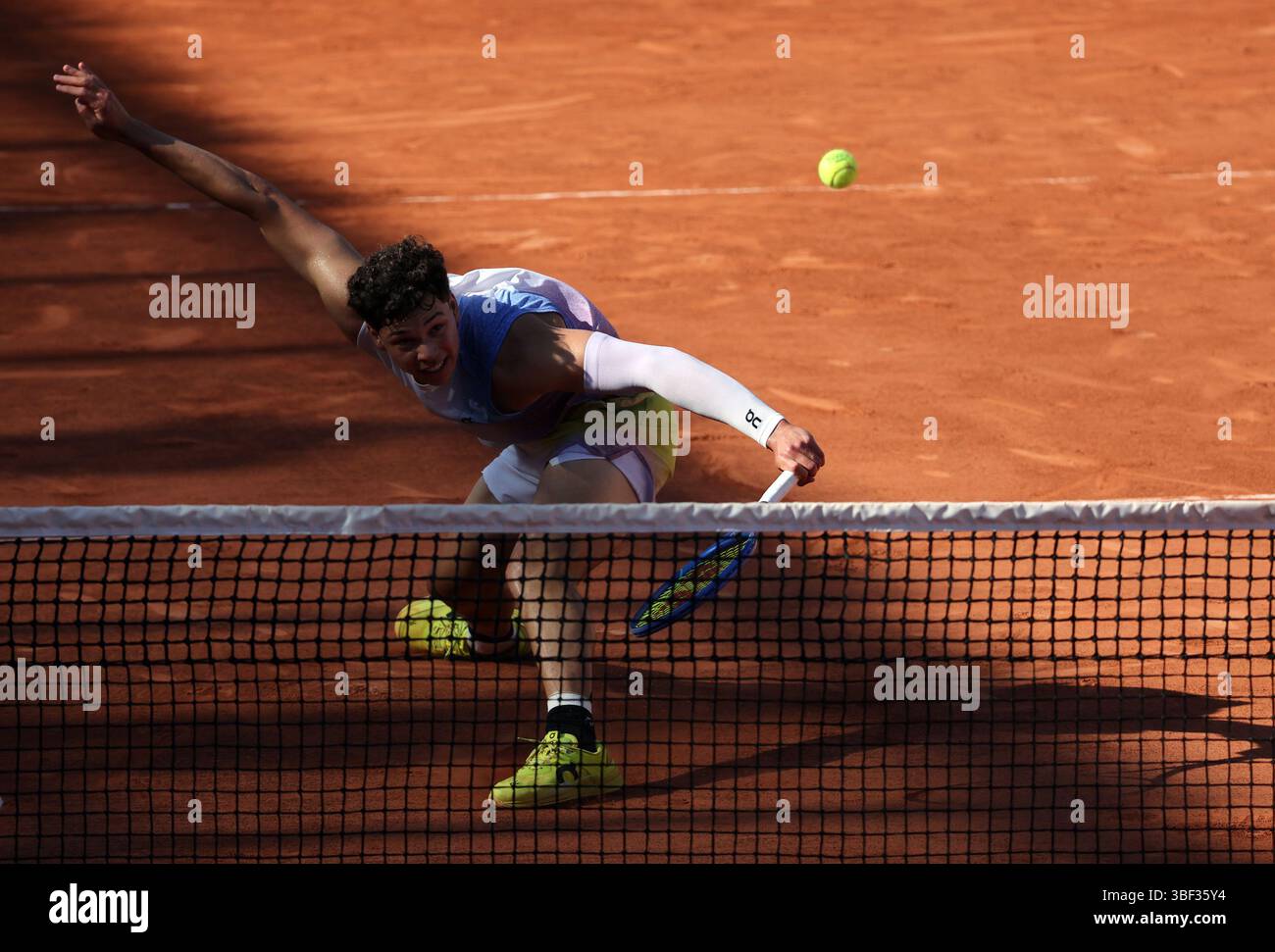 Ben Shelton of the United States plays against Matteo Gigante of Italy ...