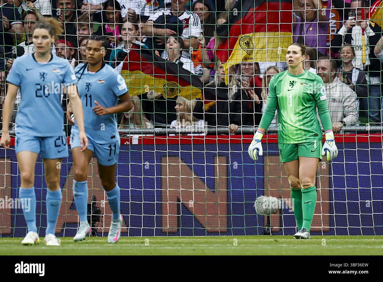 BREMEN - Holland goalkeeper Lize Kop balks at the 1-0 during a Nations ...
