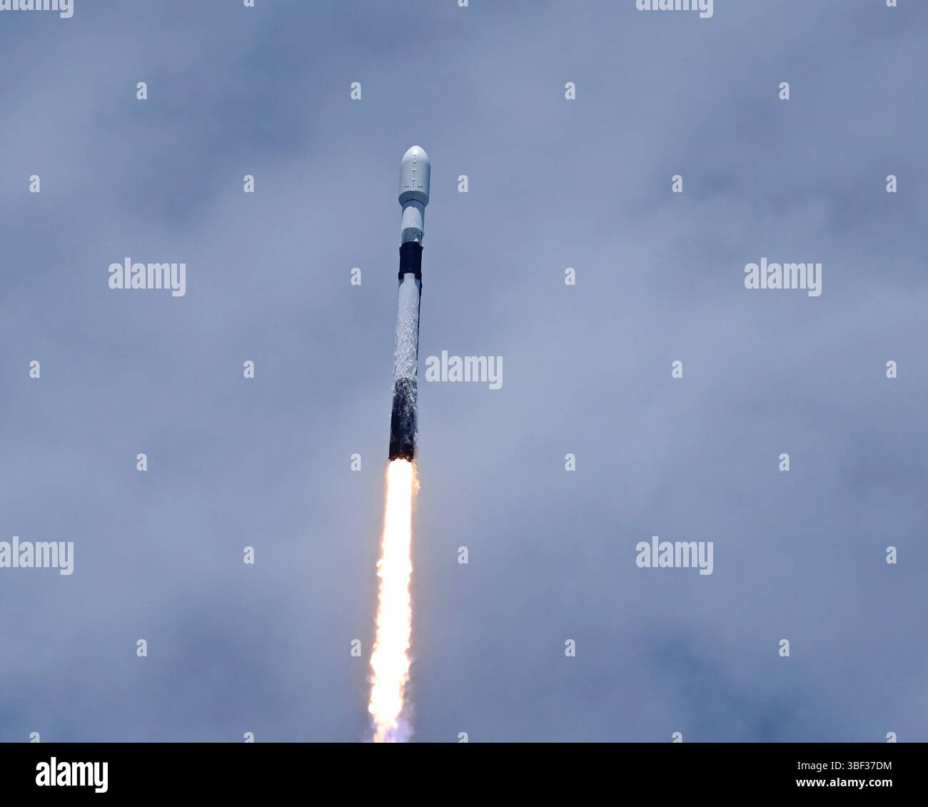 The SpaceX Falcon 9 rocket launches the Global Positioning System (GPS ...