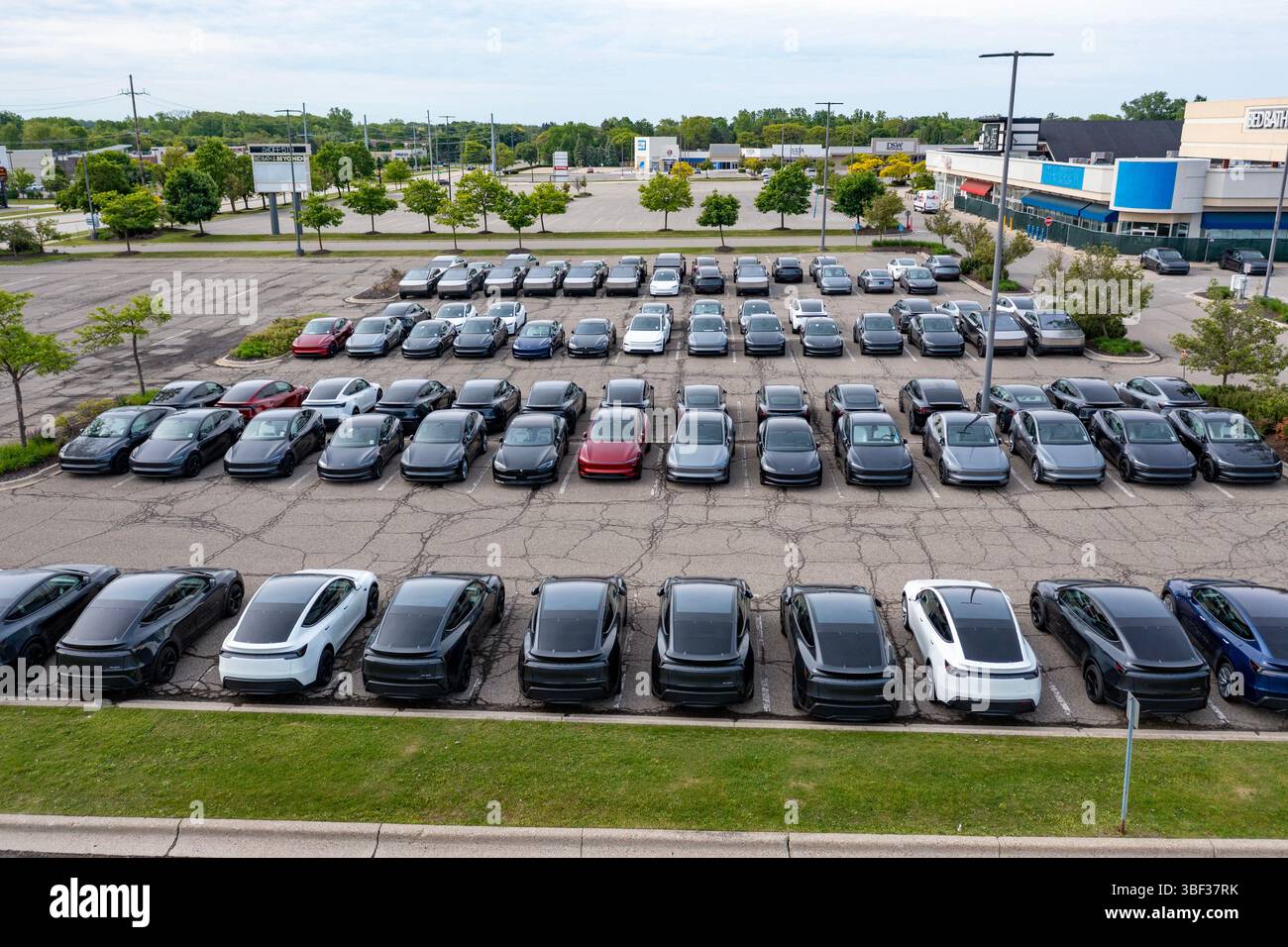 Farmington Hills, Michigan, USA. 30th May, 2025. Many dozens of unsold ...