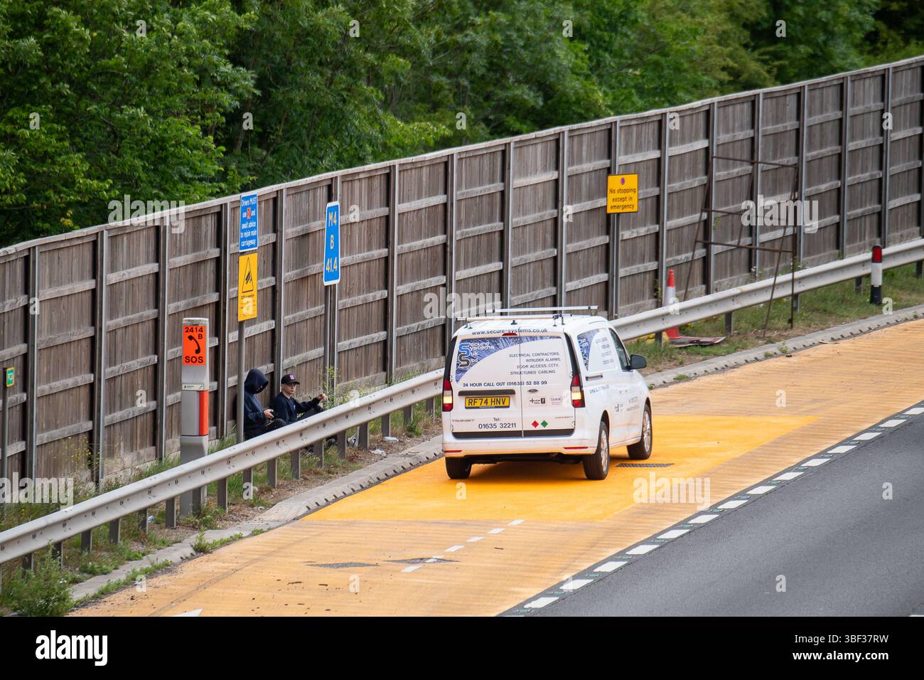 Dorney Reach, UK. 30th May, 2025. A driver and a passenger sit behind a ...
