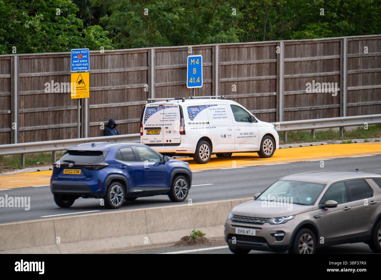Dorney Reach, UK. 30th May, 2025. A driver and a passenger sit behind a ...