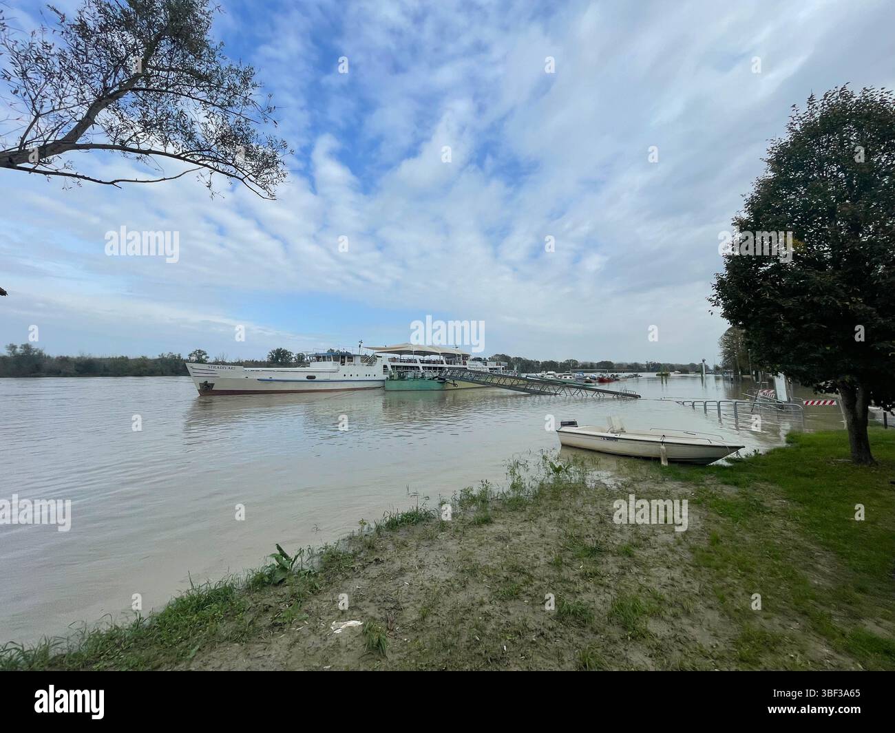 Po river flooding boretto italiy hi-res stock photography and images ...