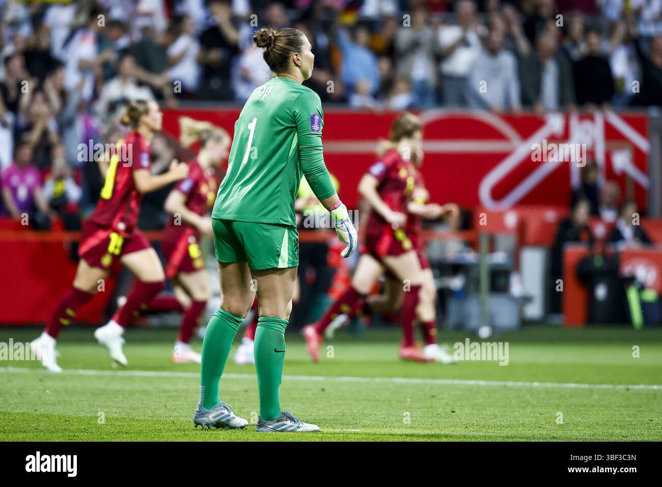 BREMEN - Holland goalkeeper Lize Kop balks at making it 4-0 during a ...