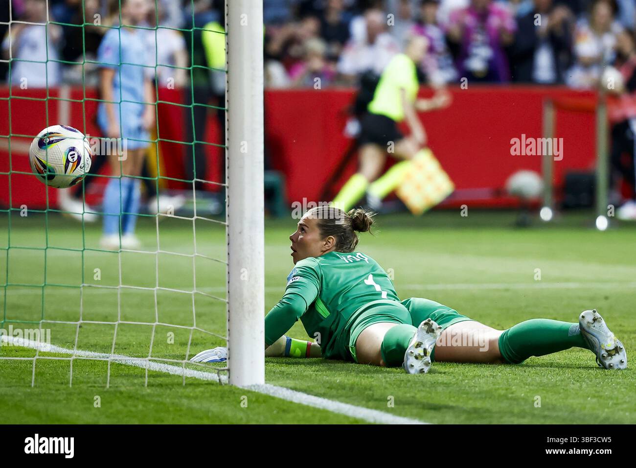BREMEN - Holland goalkeeper Lize Kop reacts to the 4-0 during a Nations ...