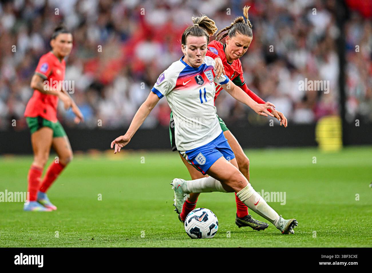 Lauren Hemp (11 England) controls the ball during the UEFA Women's ...