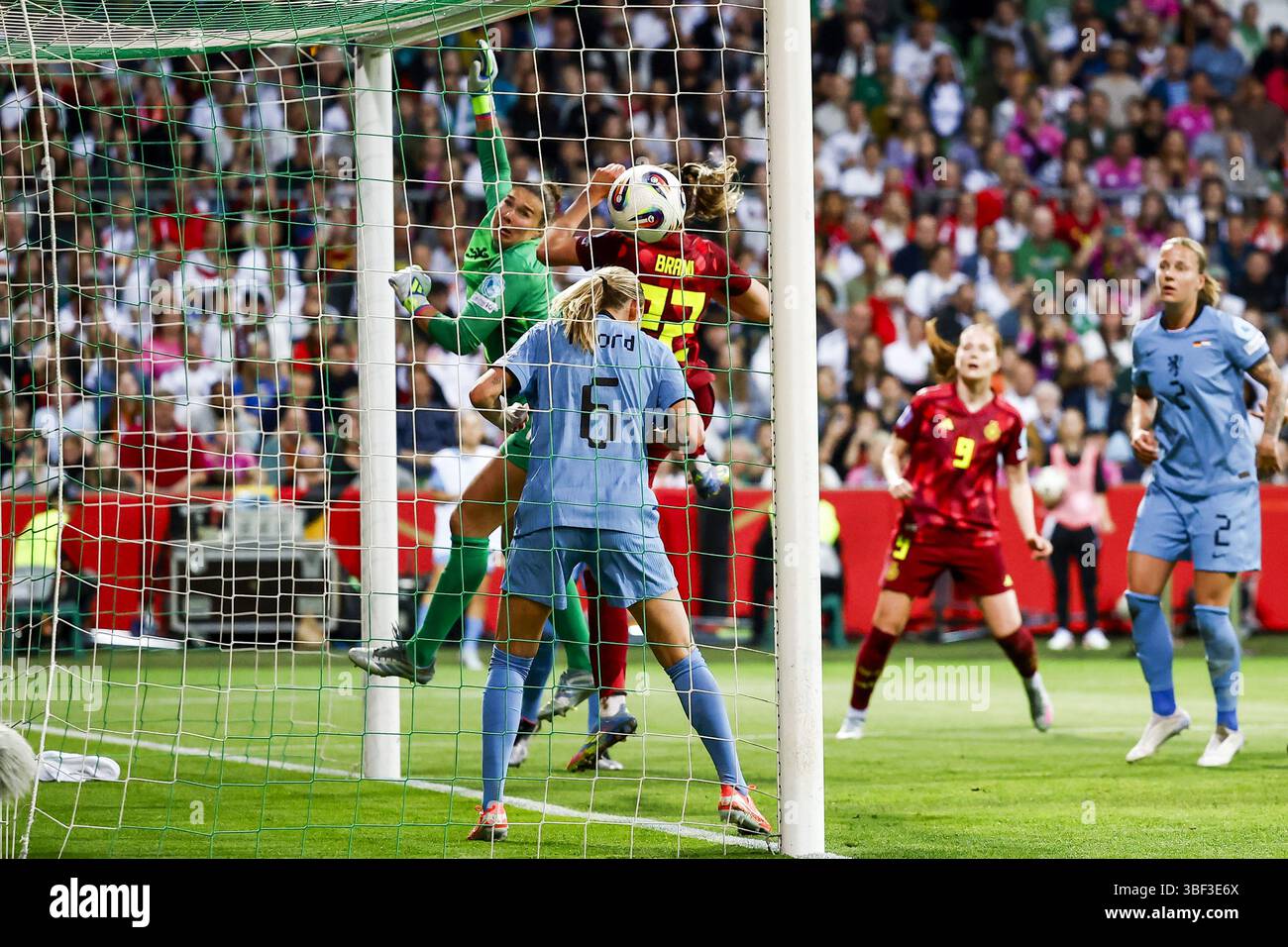 BREMEN - Holland goalkeeper Lize Kop in action against Janina Minge of ...