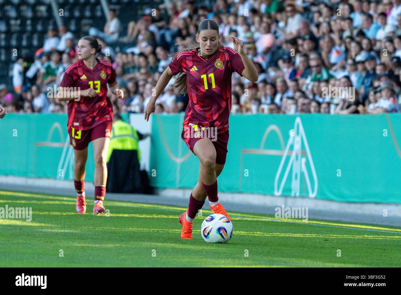 Tuana Mahmoud (Deutschland Frauen U23, #11) laeuft an der Seitenlinie ...