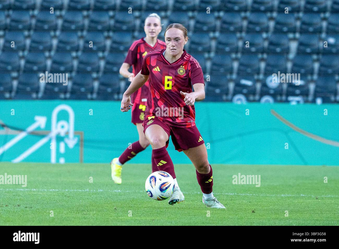 Lisanne Gräwe (Deutschland Frauen U23, #6) treibt den Ball im Mittelfeld voran, Deutschland vs ...