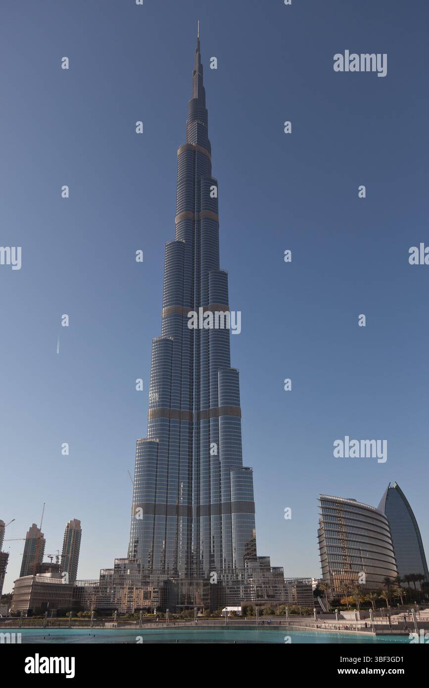 Burj Khalifa in Dubai, perspective from the ground, frog perspective ...