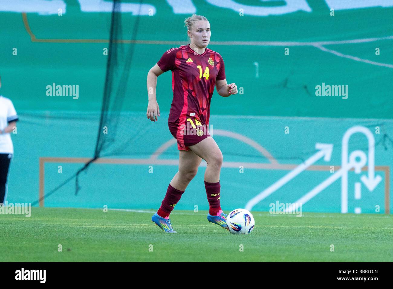 Abwehrspielerin Jella Veit (Deutschland Frauen U23, #14) treibt den Ball voran, Deutschland vs ...