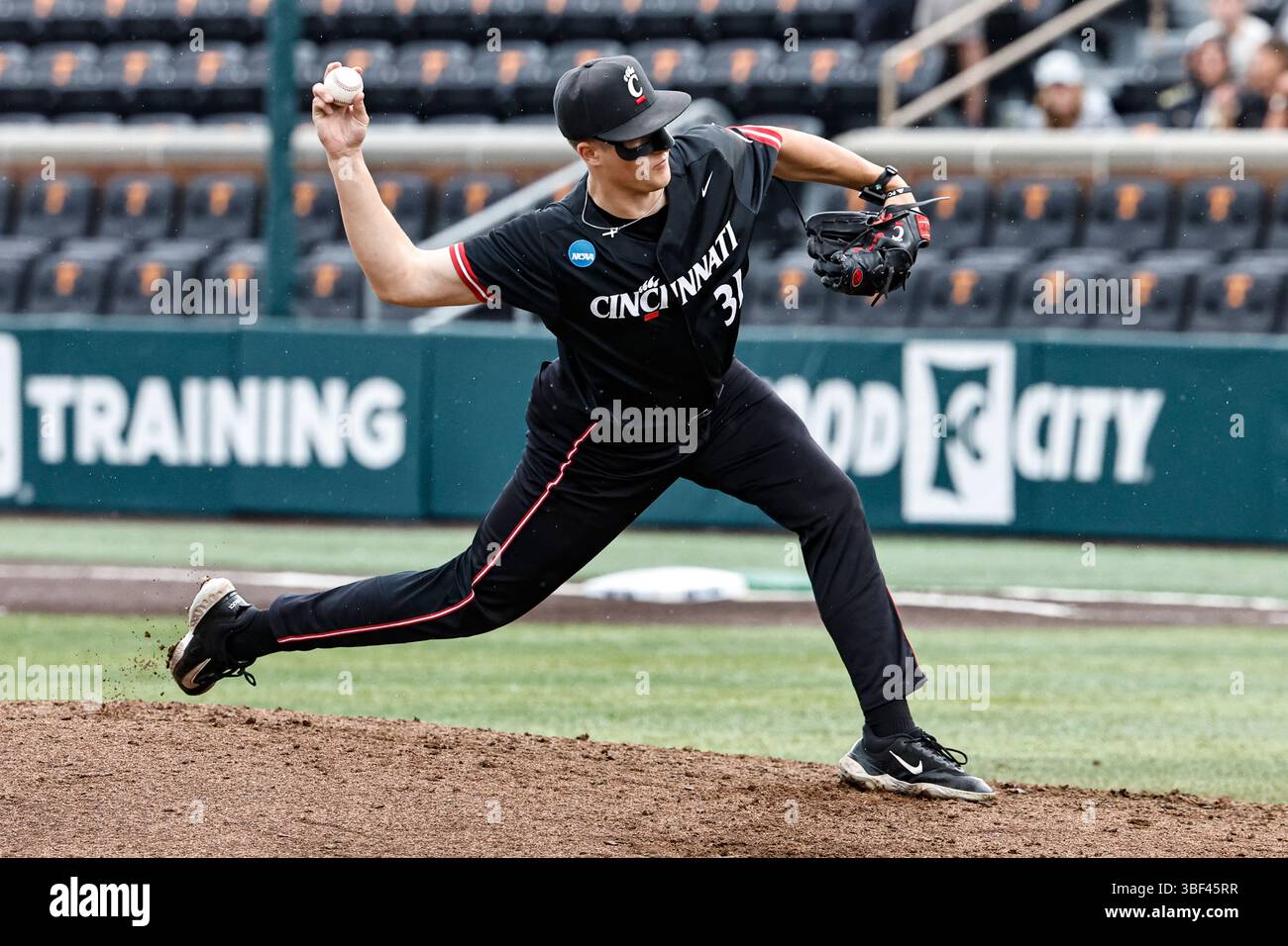 Cincinnati pitcher Adam Buczkowski (31) throws to a batter during an ...
