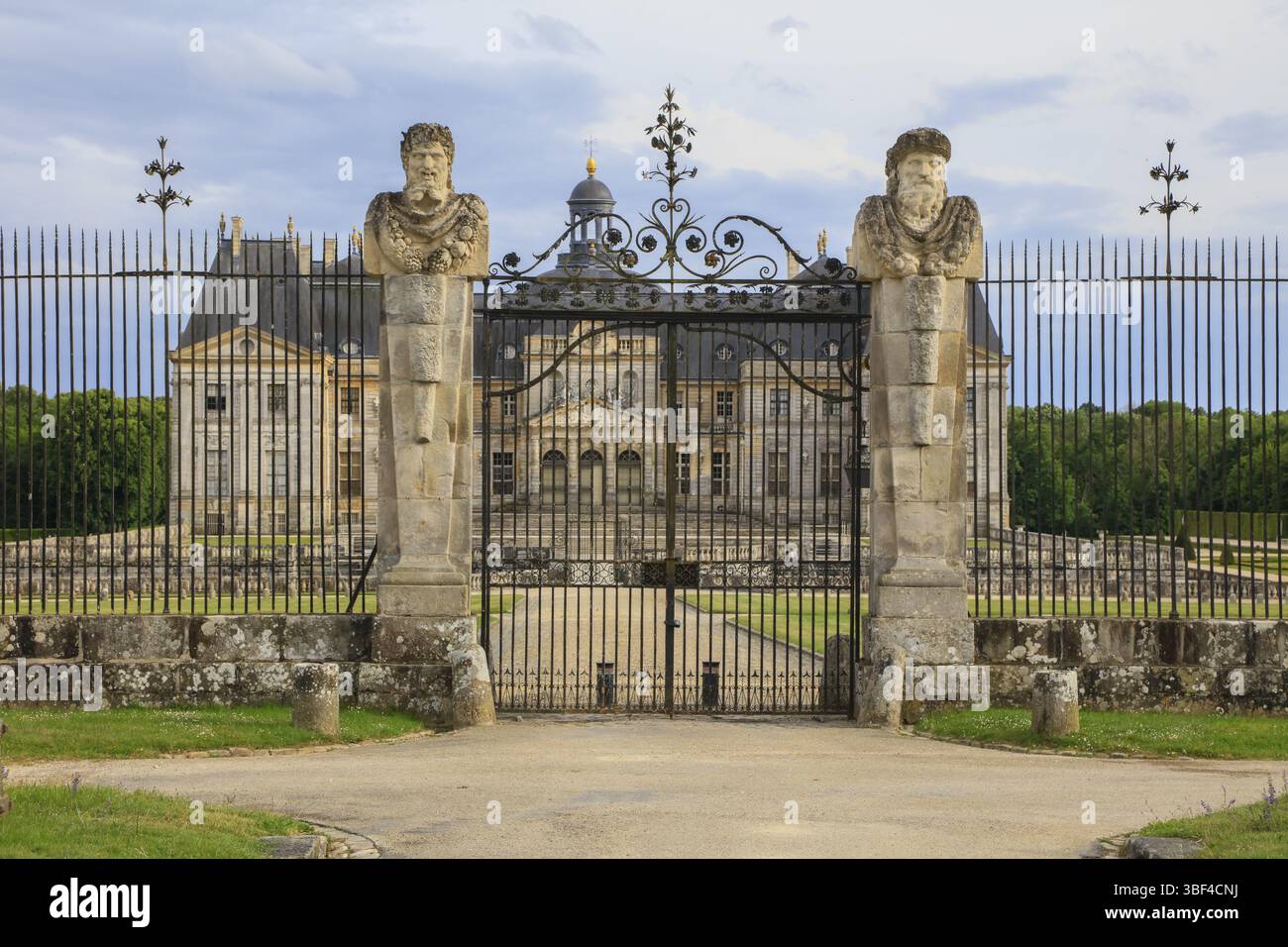 Chateau de Vaux-le-Vicomte, the largest privately owned castle in ...