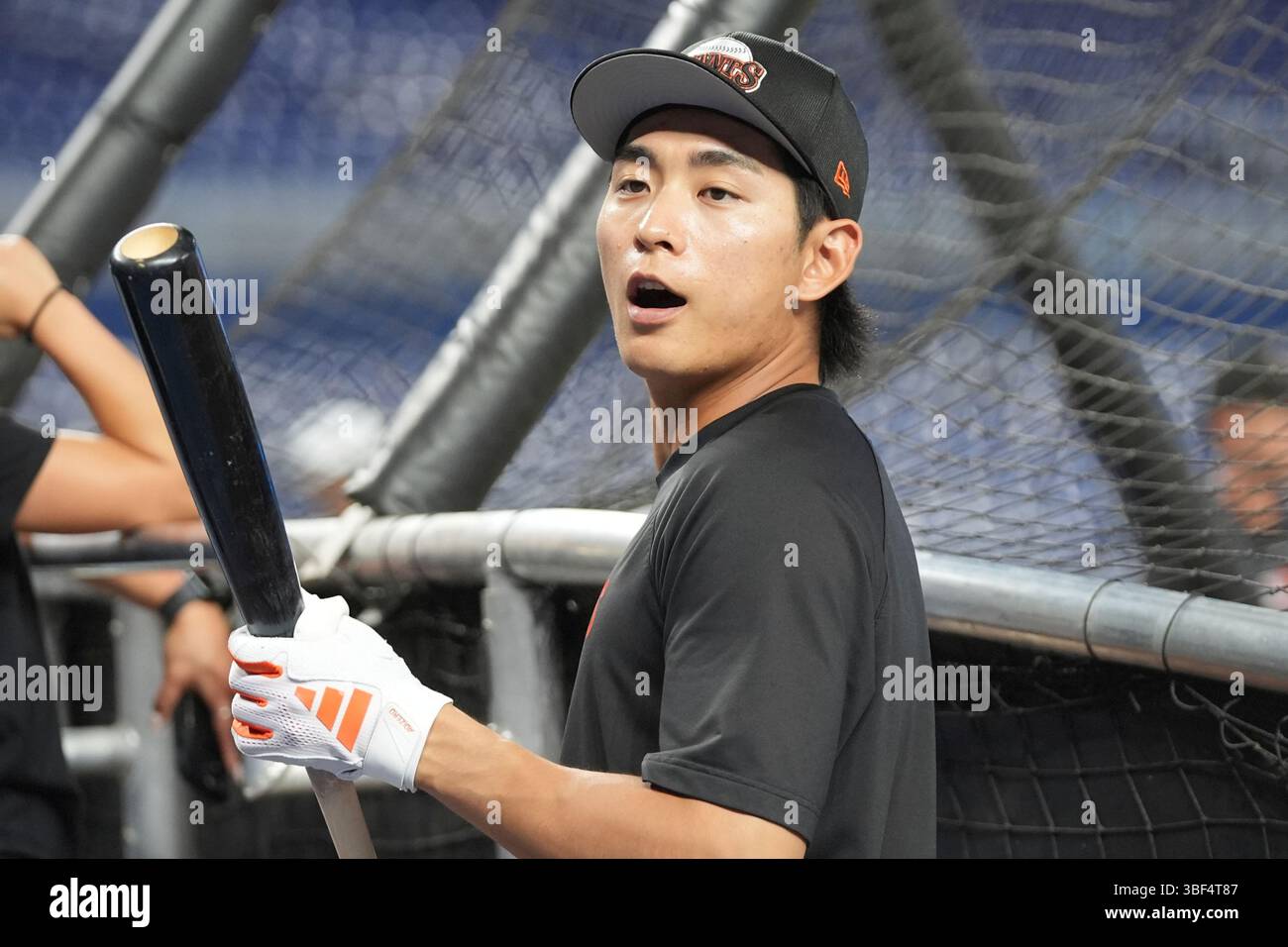 San Francisco Giants' Jung Hoo Lee takes batting practice before a ...