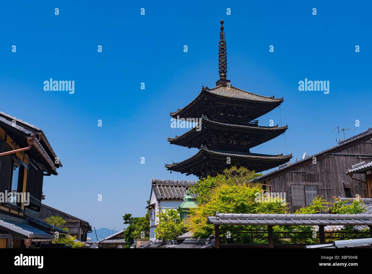 Tower of Yasaka, a Buddhist pagoda in Kyoto, Japan Stock Photo - Alamy