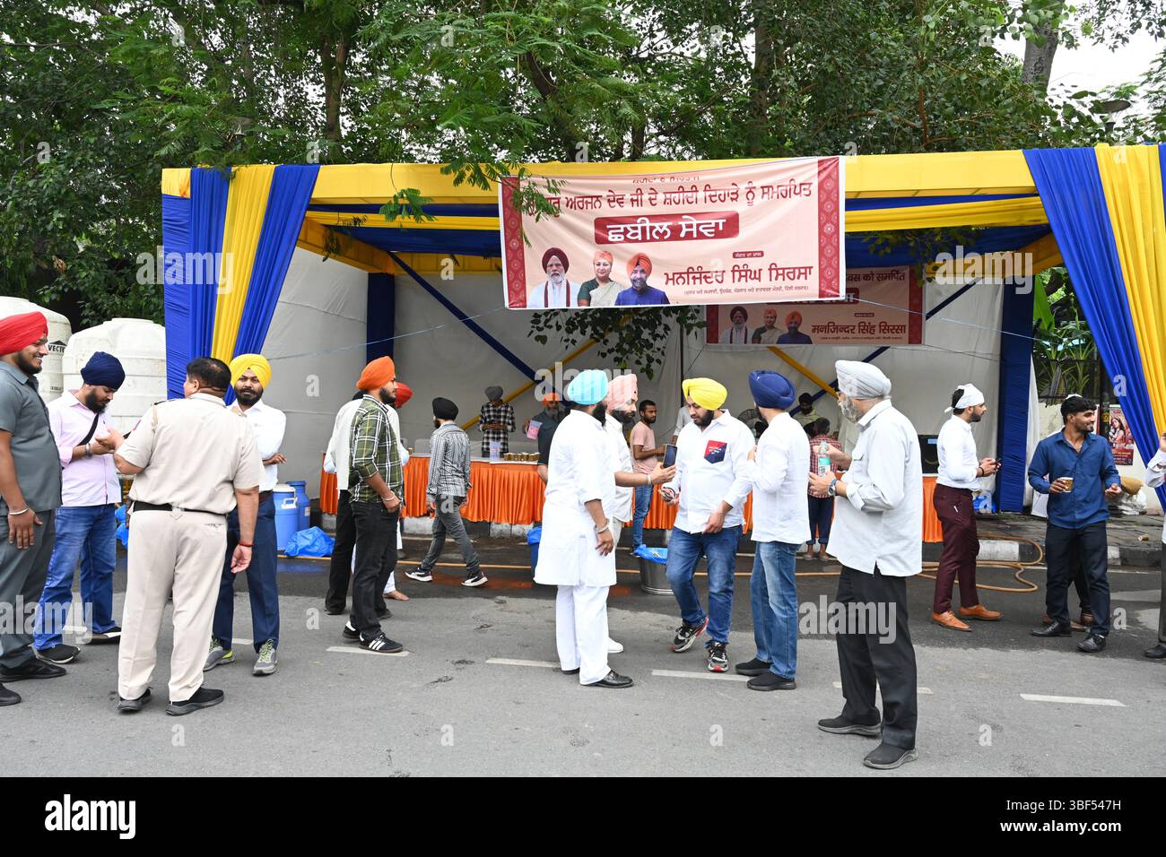 NEW DELHI, INDIA - MAY 30: Sikhs have been offering Chabeel to the ...