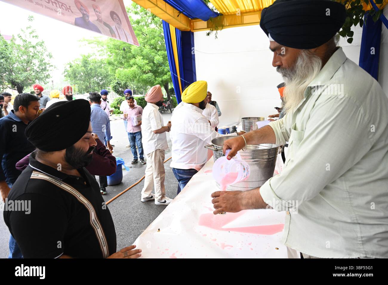 NEW DELHI, INDIA - MAY 30: Sikhs have been offering Chabeel to the ...