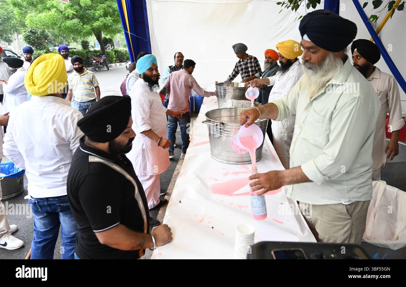 NEW DELHI, INDIA - MAY 30: Sikhs have been offering Chabeel to the ...