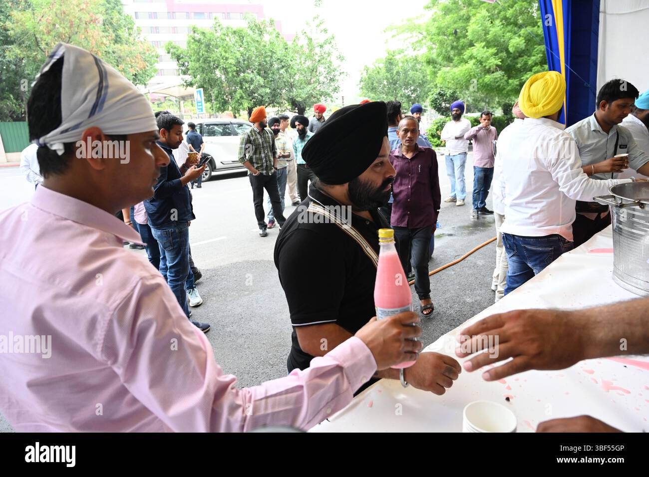NEW DELHI, INDIA - MAY 30: Sikhs have been offering Chabeel to the ...