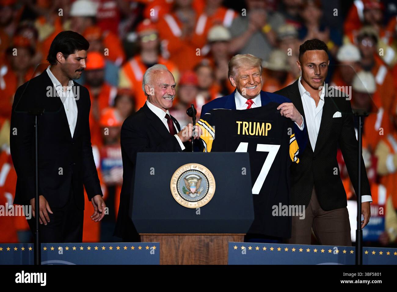 Pittsburgh Steelers quarterback Mason Rudolph, former Pittsburgh Steelers Rocky Bleier, and ...