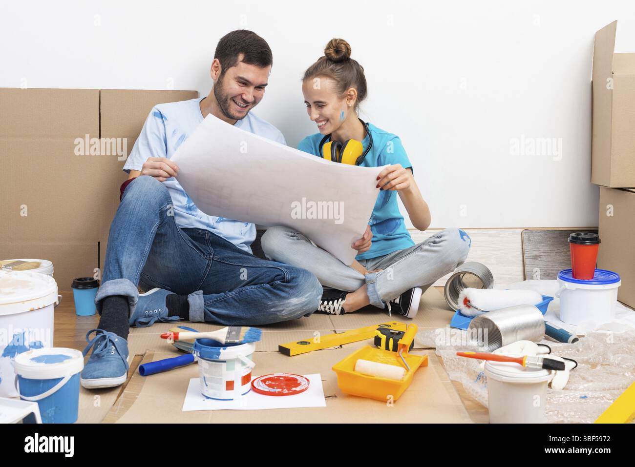 Happy family repair materials hi-res stock photography and images - Alamy