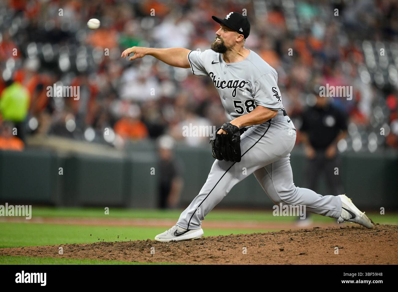 Chicago White Sox relief pitcher Dan Altavilla throws during the eighth ...