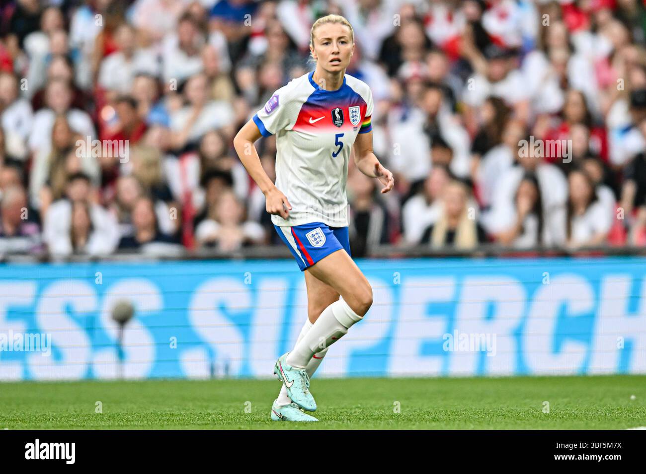 Lea Williamson (5 England) goes forward during the UEFA Women's Nations ...