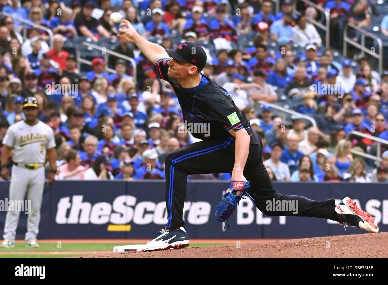 Toronto Blue Jays starting pitcher Chris Bassitt (40) throws to an ...
