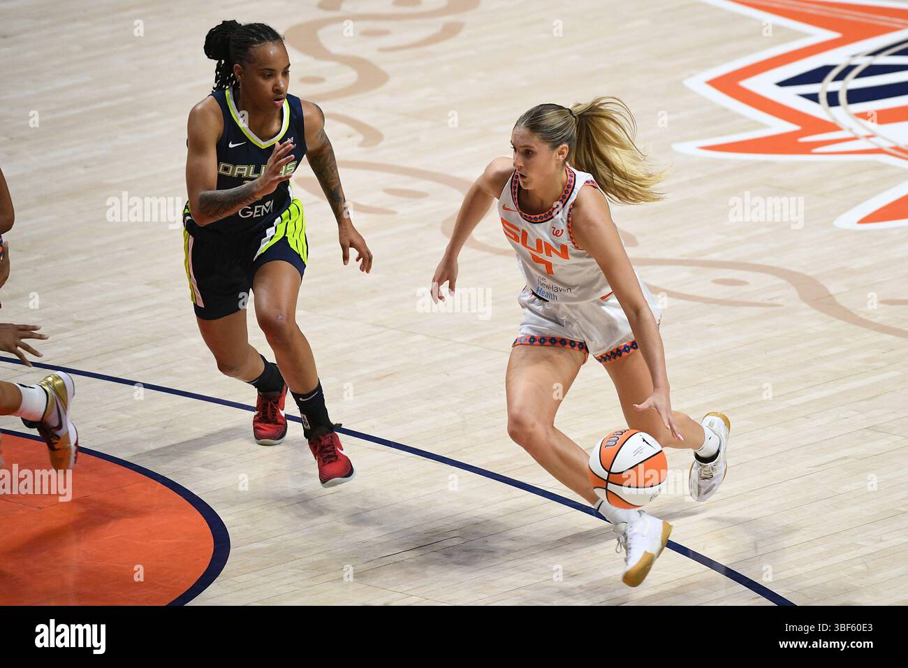 Uncasville, Connecticut, USA. 27th May, 2025. Connecticut Sun guard ...