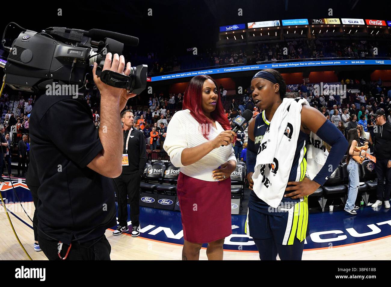 Uncasville, Connecticut, USA. 27th May, 2025. Dallas Wings guard Arike ...