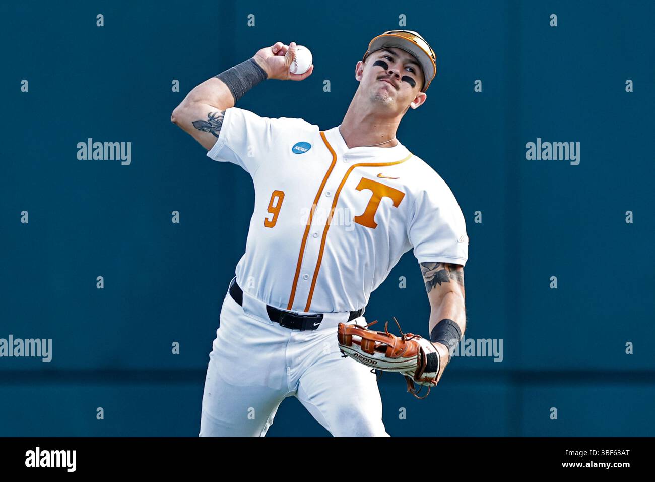 Tennessee outfielder Hunter Ensley (9) throws the ball in during an ...