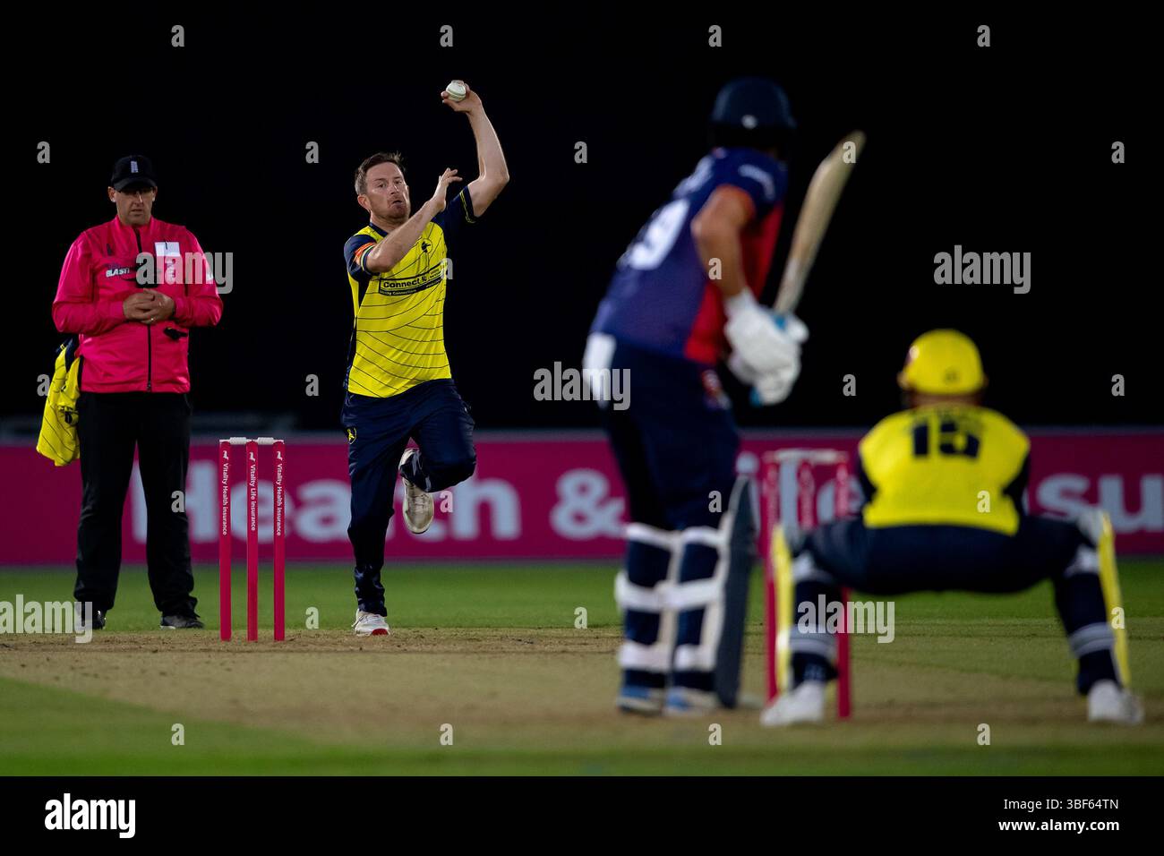Southampton, UK, 30 May 2025. Liam Dawson of Hampshire Hawks bowling to ...